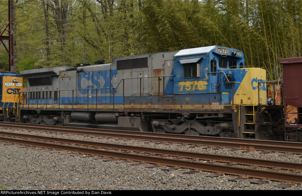 CSX C40-8 7576 trails on O039-28